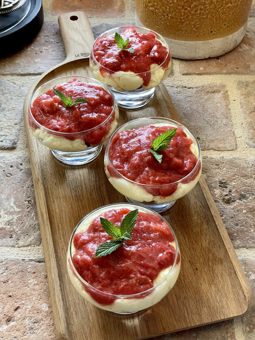 Verrine de sablés natures, mousse au fromage blanc, compotée de fraises ...
